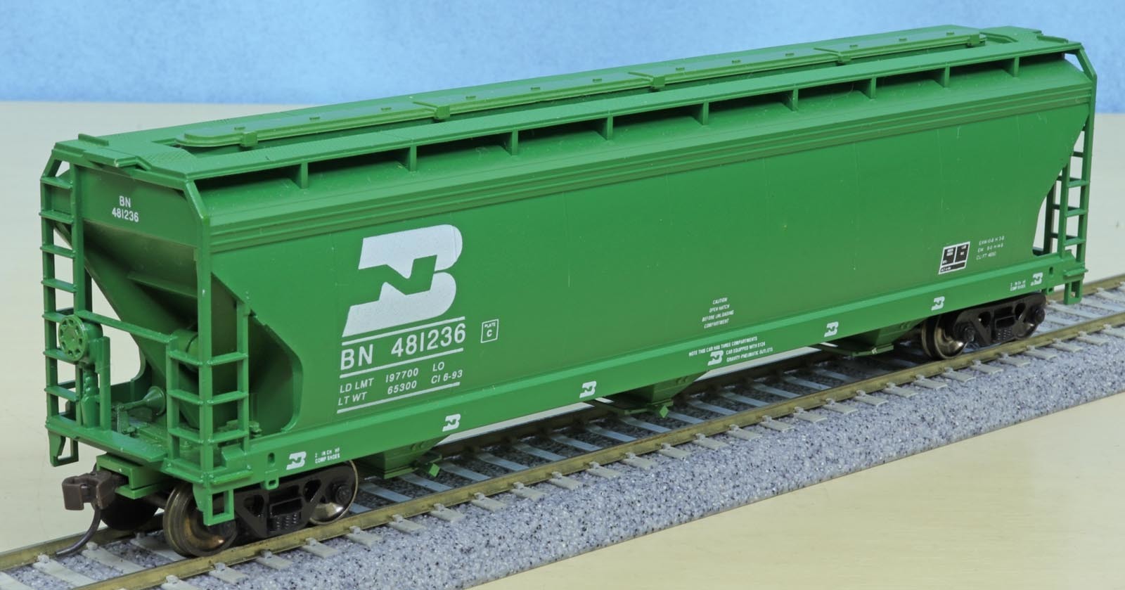 BN small logo, ACF CF-4600 late, 3-bay covered hopper (Accurail ...